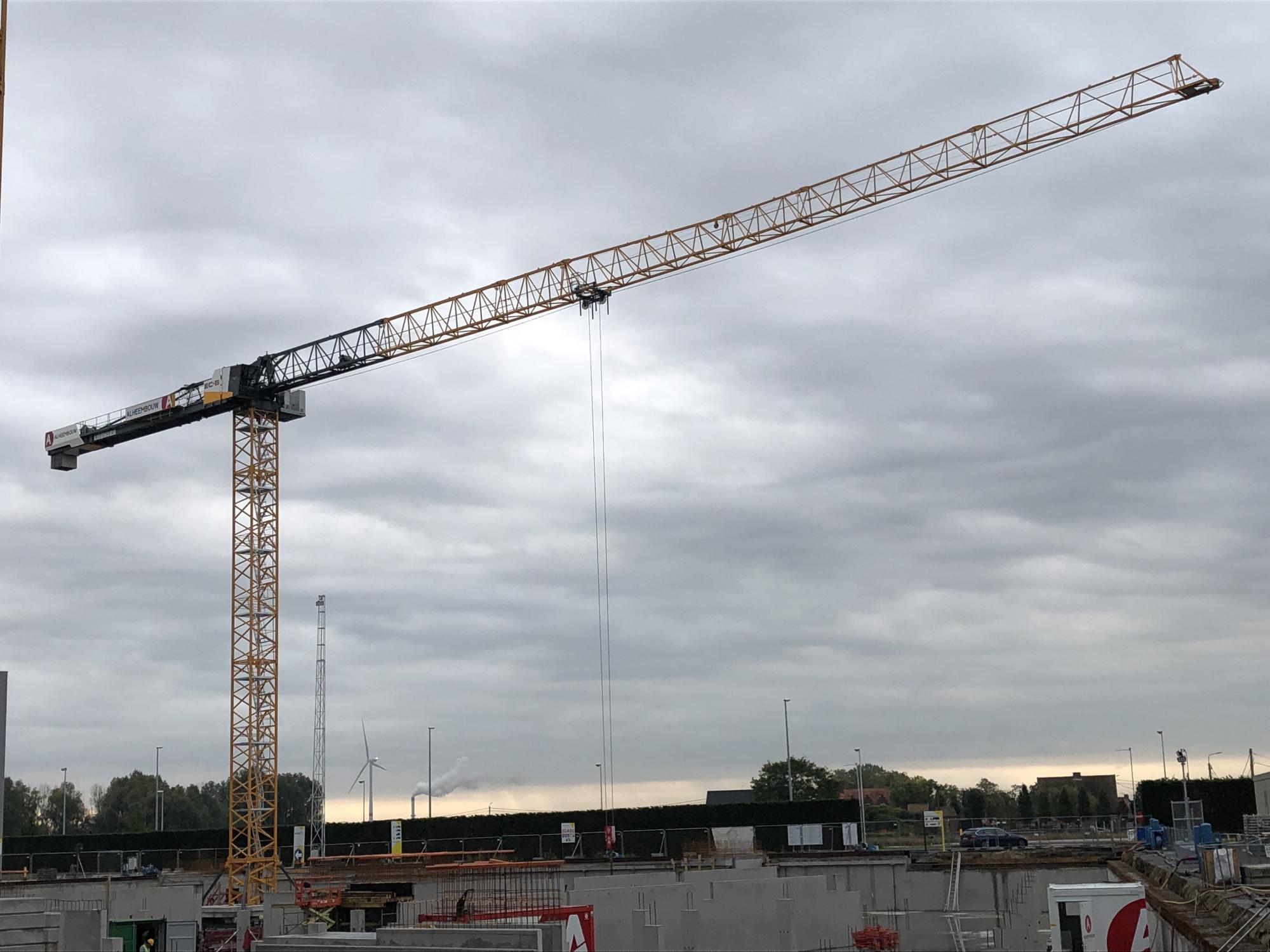 Nouvelle grue à tour 370 EC-B 12 Fibre de la société ALHEEMBOUW ...